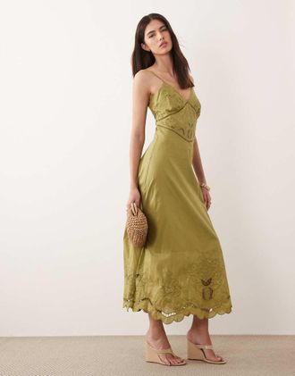 Nobody's Child Brooke - Camisole-Midikleid mit hohem Baumwollanteil in Olivgr&uuml;n mit Lochstickerei