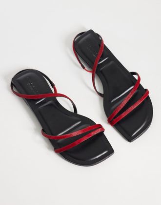 Asos Fusion - Sandales plates en cuir effet poulain de qualit&eacute; sup&eacute;rieure avec lani&egrave;res fines - Rouge-Multicolore