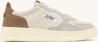 Autry BASKETS MEDALIST LOW TRICOLOR EN DAIM BLANC CIGAR ET VAPOR