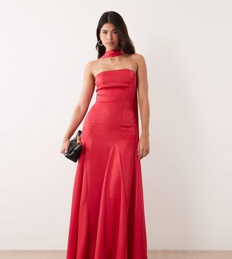 KAIIA Exclusivit&eacute; - Kaiia - Robe bandeau longue en satin avec d&eacute;tail foulard et ourlet &agrave; godets - Rose fruit du dragon