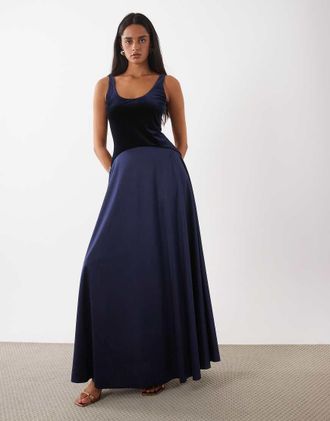 Ra-Re London robe longue en satin velours &agrave; col rond et finition brillante bleu marine