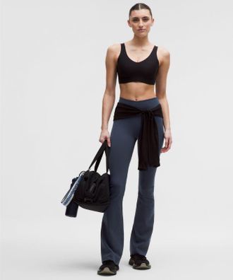 lululemon Glow Up Hose mit V-Bund und ausgestelltem Bein f&uuml;r Frauen - Gr&ouml;&szlig;e 6 in Club Blue