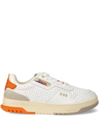 Blauer baskets en cuir à détails de perforations - Blanc