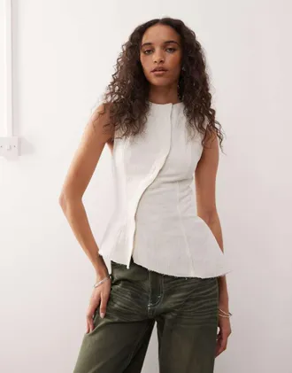 Weekday Asymmetrisch geschnittenes Sch&ouml;&szlig;chenoberteil in Wollwei&szlig; mit verdeckten Kn&ouml;pfen