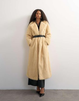 Topshop manteau long en faux-fur avec ceinture en imitation cuir beige-Jaune
