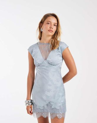 Kiss The Sky Jacquard-Minikleid in der Farbe Blue Aura mit V-Ausschnitt-Blau