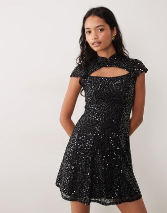 New Look Pailletten-Spitzen-Minikleid mit Schl&uuml;ssellochausschnitt in Schwarz