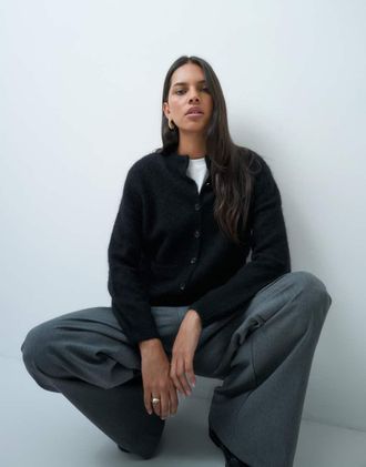 Arket Cardigan mit Rundhalsausschnitt aus Alpaka- und Wollmix in Schwarz