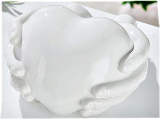 Gilde Dekorative Keramik Figur Skulptur in wei&szlig; - Herz in H&auml;nden - Hochzeitsgeschenke