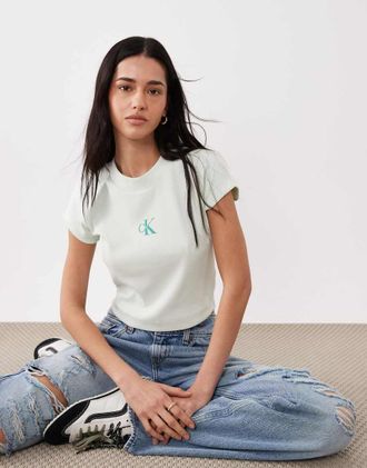 Calvin Klein Jeans Knapp geschnittenes, geripptes T-Shirt in Hellgr&uuml;n mit Monogramm-Logo