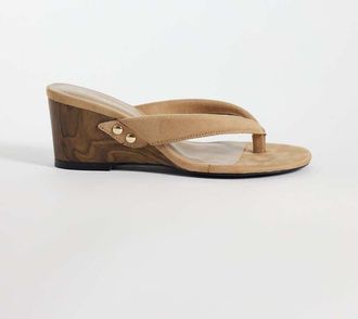 Glamorous Zehenstegsandalen aus Wildleder in Neutral mit Keilabsatz