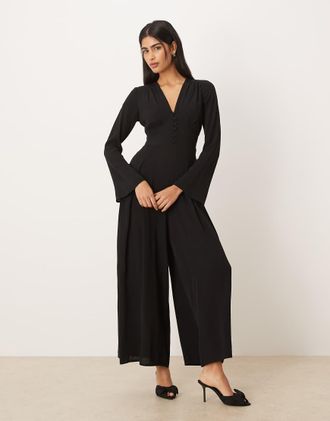 Nobody's Child Valencia - Jumpsuit in Schwarz mit V-Ausschnitt, Knopfleiste vorn und plissiertem Bein