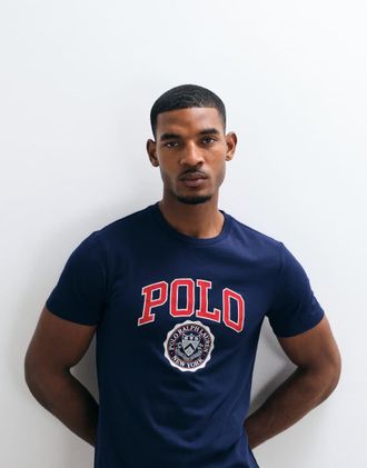 Polo Ralph Lauren t-shirt slim fit &agrave; imprim&eacute; varsity heritage en marine-bleu marine