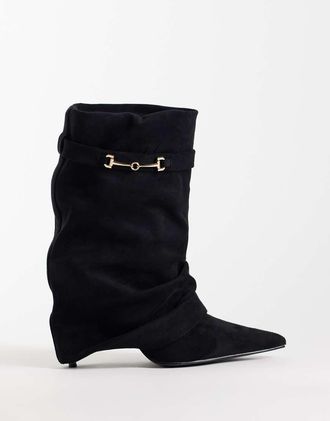 Simmi London Simmi London Sansa umgeschlagene, geraffte Stiefel mit Absatz und Horsebit-Detail in schwarzem Velourslederimitat