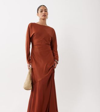 Tfnc Petite robe longue en satin &agrave; coupe biais, col rond, manches longues, d&eacute;tail jupe en mousseline, rouille-Orange