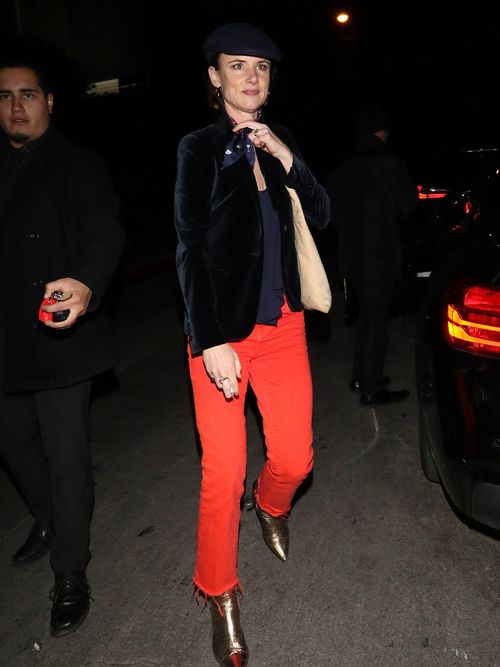 Juliette Lewis mit einer roten Hose und einer Mütze.