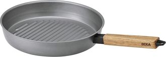 Beka Carbonstahl Grillpfanne Induktion und Barbecue, Eisenpfanne 28cm, mit hitzeabweisedendem Griff aus Holz, ohne Deckel, rund, natürlich beschichtet, Nom