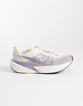 New Balance FuelCell Rebel V5 - Lauf-Sneaker in Cremewei&szlig; und Lila