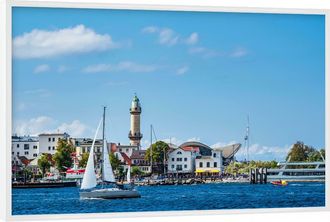 artboxONE Poster mit weißem Rahmen 90x60 cm Reise Leuchtturm Warnemünde - Bild ostsee Architektur Boot