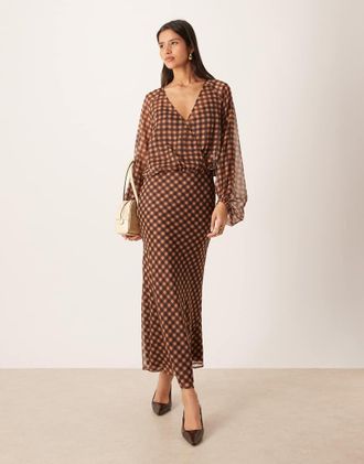 Asos Robe portefeuille longue &agrave; carreaux effet flou - Marron-Brown