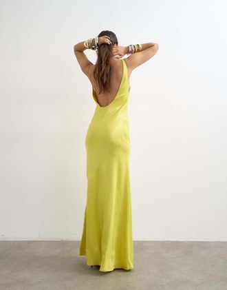 Topshop Robe longue en satin coup&eacute; en biais avec dos nu &eacute;chancr&eacute; - Citron vert