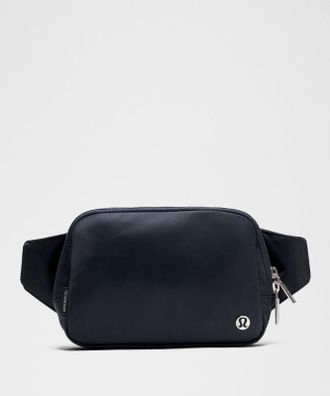 lululemon Everywhere Gürteltasche Groß 2 L - Größe 2 l in True Navy/Silber