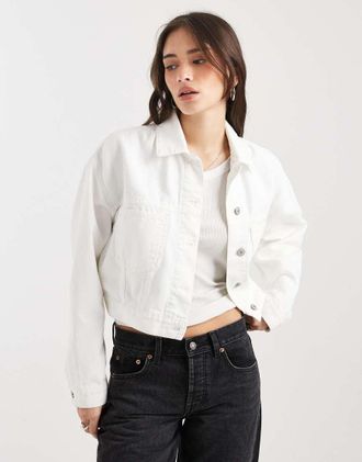 Tommy Jeans Kurz geschnittene Oversize-Truckerjacke aus Denim in Wei&szlig;