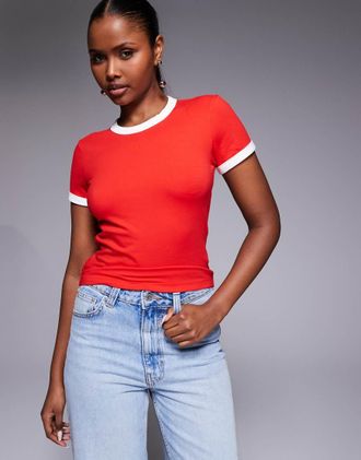 Good American T-shirt en jersey &agrave; bords blancs contrastants - Rouge