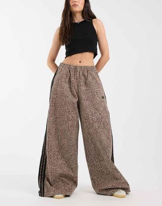adidas Originals Firebird - Pantalon de surv&ecirc;tement ample en denim imprim&eacute; - Marron-Neutre