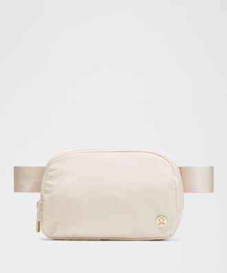 lululemon Everywhere G&uuml;rteltasche 1 L - Gr&ouml;&szlig;e 1 l in Light Ivory
