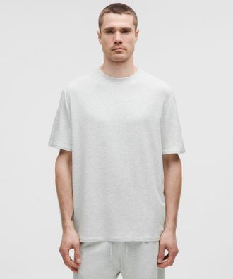 lululemon BeCalm Kurzarmshirt im Relaxed Fit f&uuml;r M&auml;nner - Gr&ouml;&szlig;e 2XL in Heathered Vapor