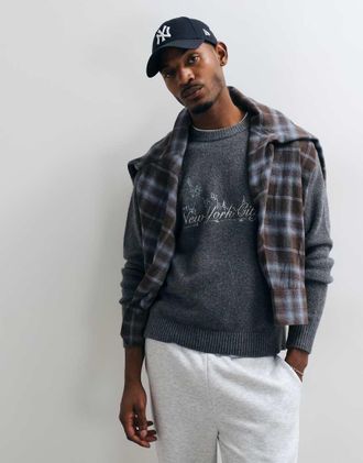 Abercrombie & Fitch pull en maille &agrave; col rond imprim&eacute; NYC, anthracite-Gris