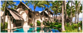 Wallario Glasbild Tropisches Resort mit Palmen - 50 x 125 cm Wandbilder Glas in Premium-Qualit&auml;t: Brillante Farben, freischwebende Optik