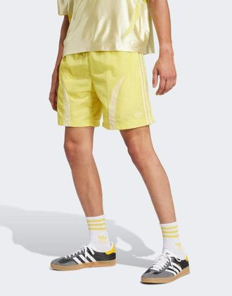 adidas Originals Adicolor 2000s - Shorts in Pure Sulfur und Powder Yellow-Gelb