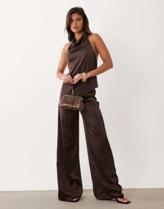 Missy Empire combinaison large en satin &agrave; col halter avec d&eacute;tail superpos&eacute;, chocolat-Marron