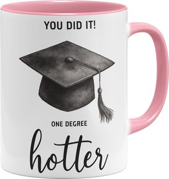 OM3 One Degree Hotter Kaffee-Tasse mit Spruch - Abschluss Hut f&uuml;r Bachelor Master Studium Graduation - Gl&uuml;ckwunsch Diplom bestandene Pr&uuml;fung - Keramik Bec