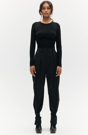 Benu Schwarze gedrehte Bluse