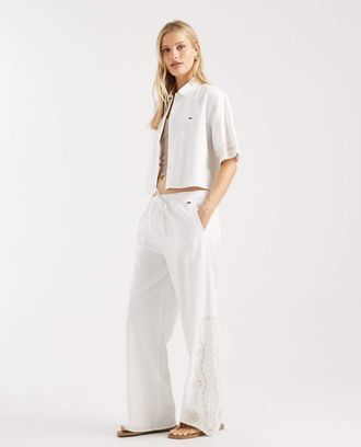 Tommy Jeans Pantalon densemble en lin avec d&eacute;tail en broderie anglaise - Cr&egrave;me-Blanc
