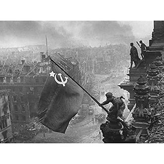 Fine Art Prints Artery8 Khaldei-Krieg, Zweiter Weltkrieg, UdSSR-Flagge &uuml;ber dem Reichstag Ungerahmter Druck 30x40 cm