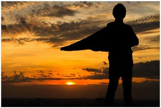 Wallario K&uuml;chenr&uuml;ckwand aus Glas 90 x 60 cm, Motiv: Schatten eines Helden | Spritzschutz abwischbar & pflegeleicht