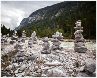 Wallario Poster - Steinm&auml;nnchen am Wasser in Premiumqualit&auml;t, Gr&ouml;&szlig;e: 40 x 50 cm