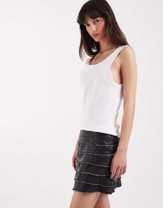 AllSaints Emara Lea - Mehrlagiger Minirock aus Leder in Schwarz mit R&uuml;schen