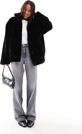 Miss Selfridge Oversize-Bomberjacke in Schwarz aus Kunstpelz