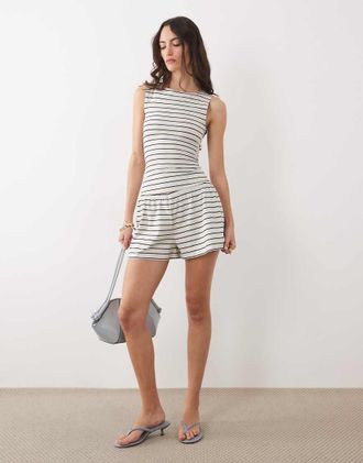 WeWoreWhat Short densemble en maille ray&eacute;e &agrave; enfiler - Gris