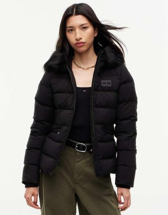 Tommy Jeans schmale Daunenjacke mit Kapuze in Schwarz