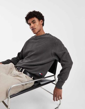Tommy Jeans Locker geschnittenes Sweatshirt in verwaschenem Schwarz mit Waffelstruktur