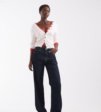 Vero Moda Tall Allison jeans taille mi-haute &agrave; jambe droite avec d&eacute;tails de couture et revers en denim bleu fonc&eacute;-bleu marine