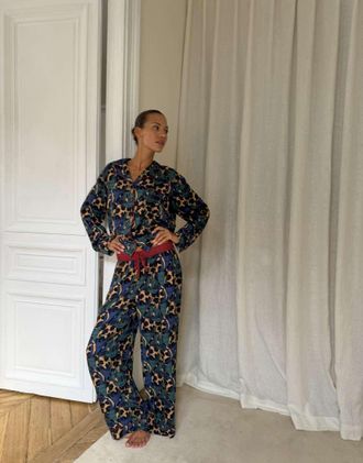 Never Fully Dressed Baumwoll-Pyjamahemd mit Kragen, Knopfleiste und Hose im Tartan-Leopardenprint-Multi