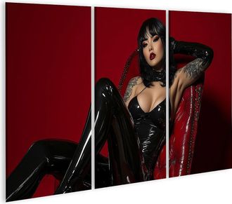Islandburner Bild auf Leinwand Frau in rotem Hintergrund mit schwarzer Latexkleidung und Tattoos für Schlafzimmer Kunstliebhaber Tattoo-Studio Bilder Wandbilder Po