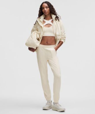 lululemon Softstreme Jogger mit hohem Bund im Classic Fit f&uuml;r Frauen - Gr&ouml;&szlig;e 2XS in Light Ivory